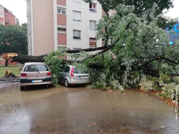 Veći deo Srbije u popodnevnim satima zahvatilo je nevreme - SERBIAN ... Veći deo Srbije u popodnevnim satima zahvatilo je nevreme - SERBIAN ...